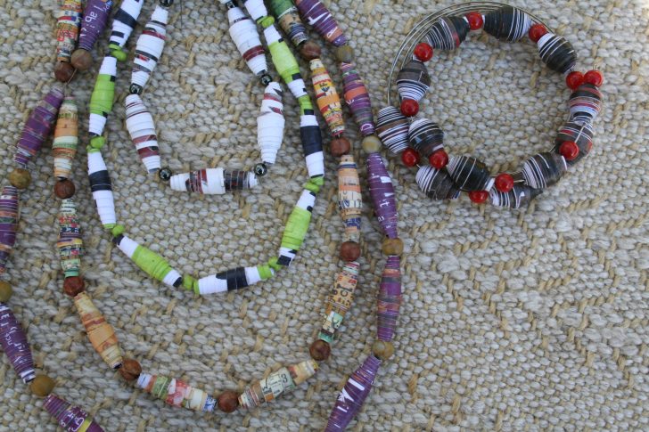 Tutorial on creating paper beads craft How To Make Paper Beads ...
